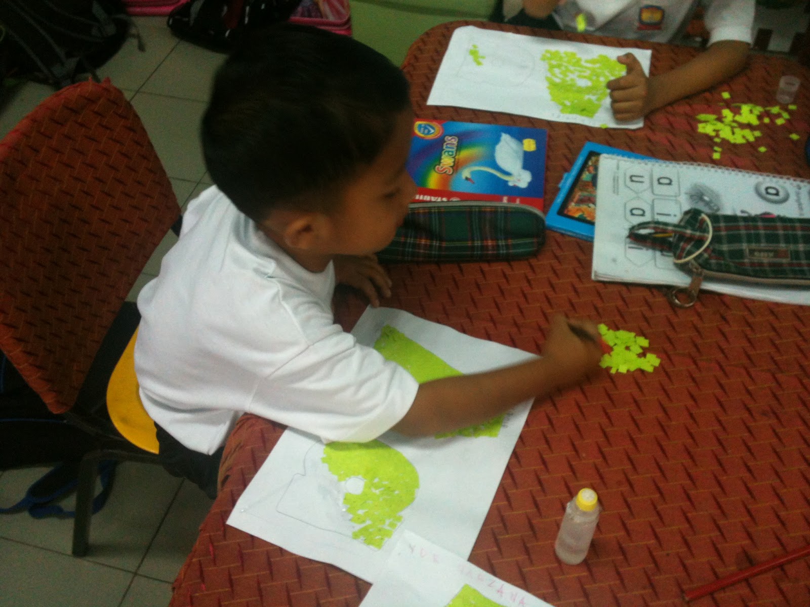 Bermulanya di sini...: Membuat kolaj